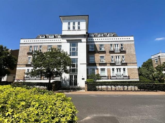 3 bedroom flat for sale