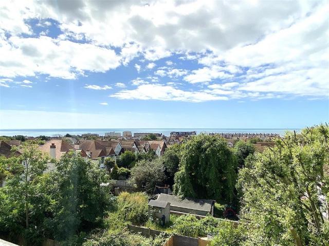 3 bedroom flat for sale