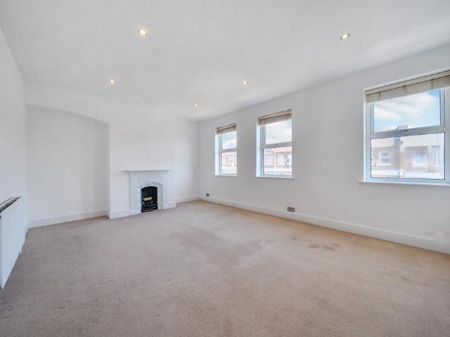 3 bedroom flat for sale