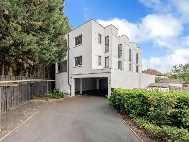 3 bedroom flat for sale