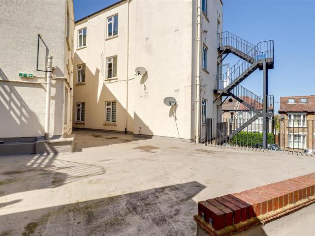 3 bedroom flat for sale