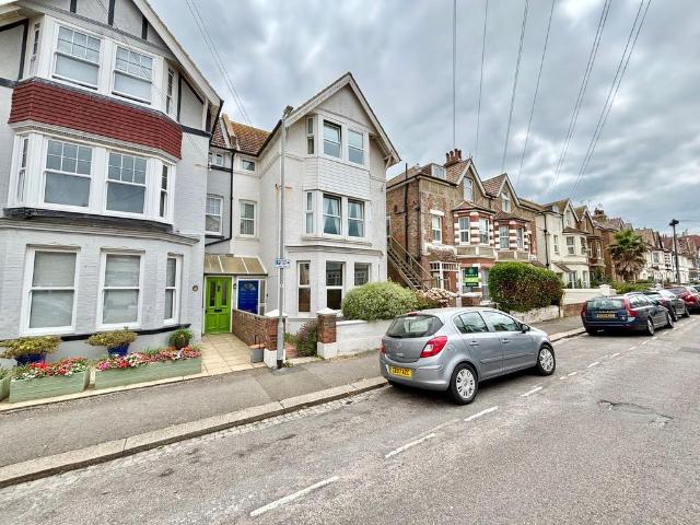 3 bedroom flat for sale