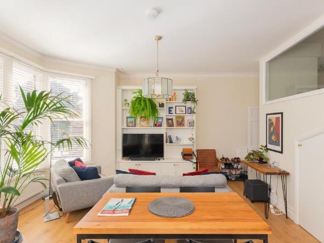 3 bedroom flat for sale