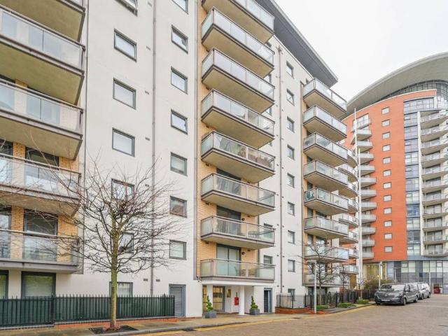 3 bedroom flat for sale