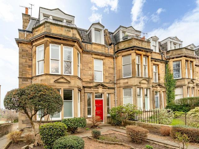 3 bedroom flat for sale