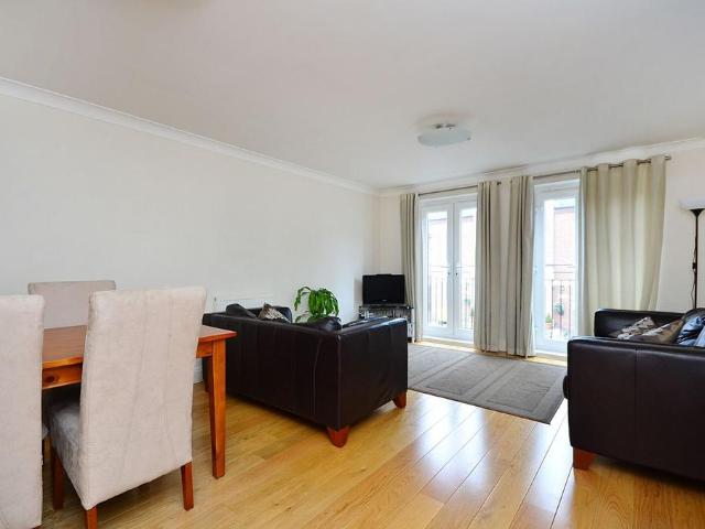 3 bedroom flat for sale