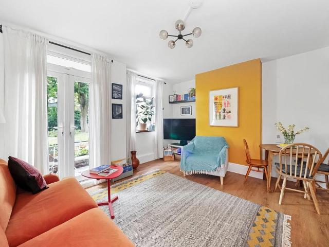 3 bedroom flat for sale