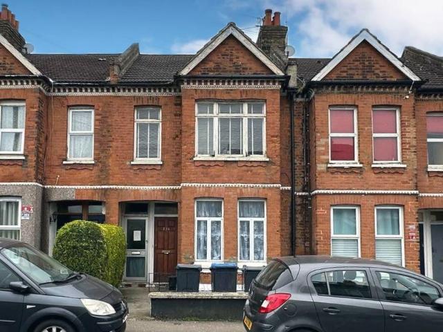 3 bedroom flat for sale