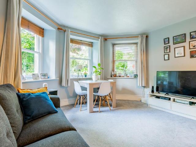 3 bedroom flat for sale