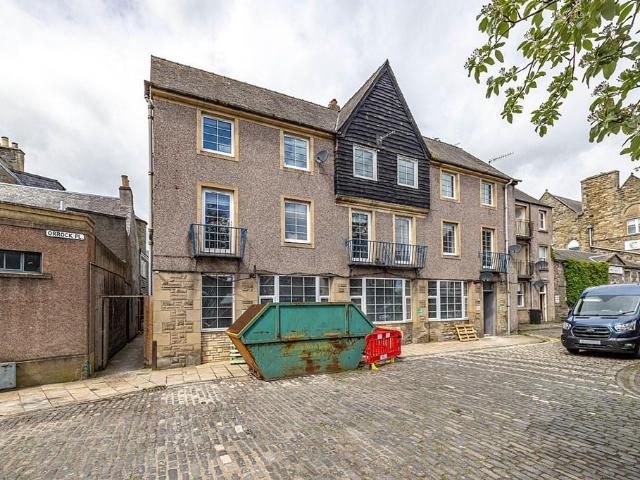 3 bedroom flat for sale