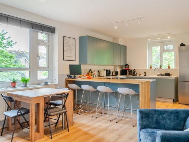 3 bedroom flat for sale