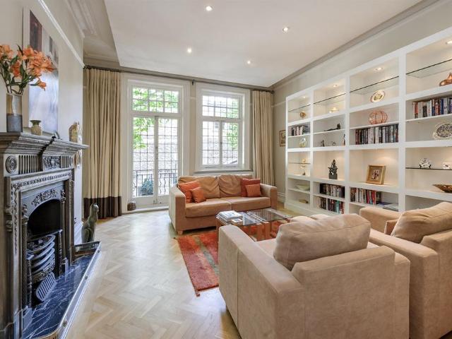 3 bedroom flat for sale
