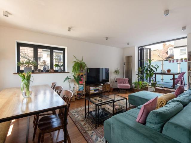 3 bedroom flat for sale