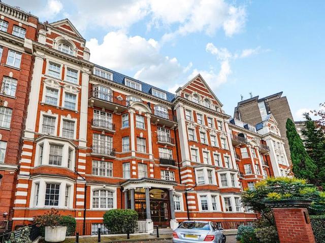 3 bedroom flat for sale
