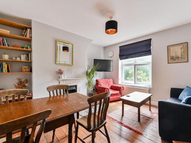 3 bedroom flat for sale