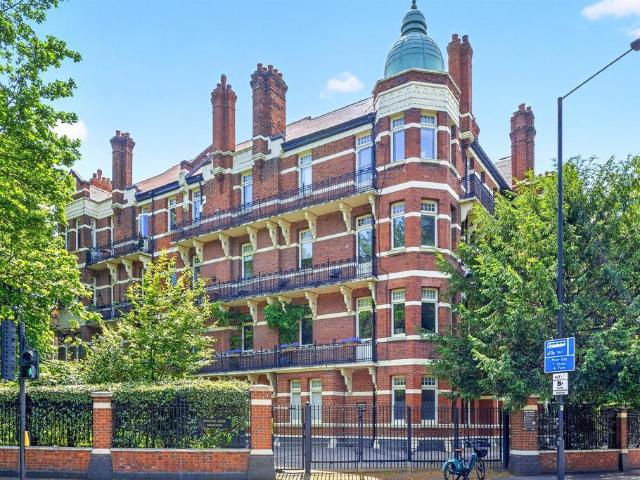 3 bedroom flat for sale
