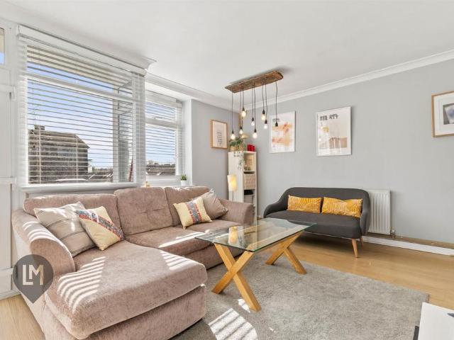 3 bedroom flat for sale