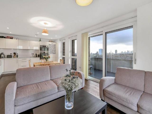 3 bedroom flat for sale