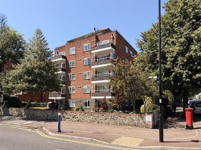 3 bedroom flat for sale