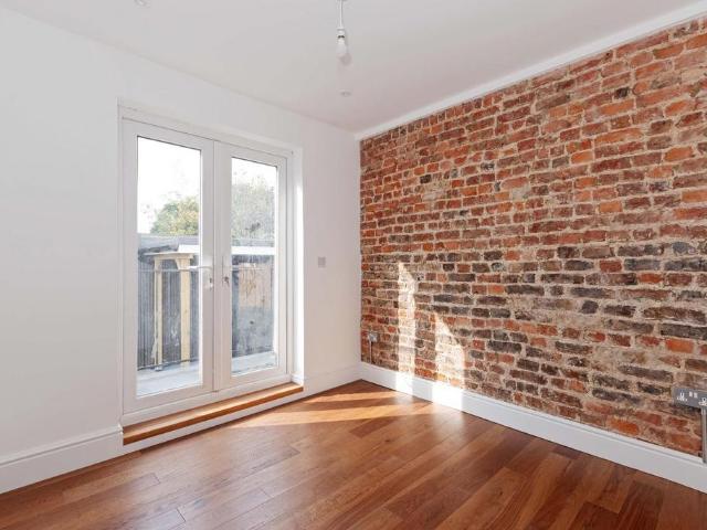 3 bedroom flat for sale