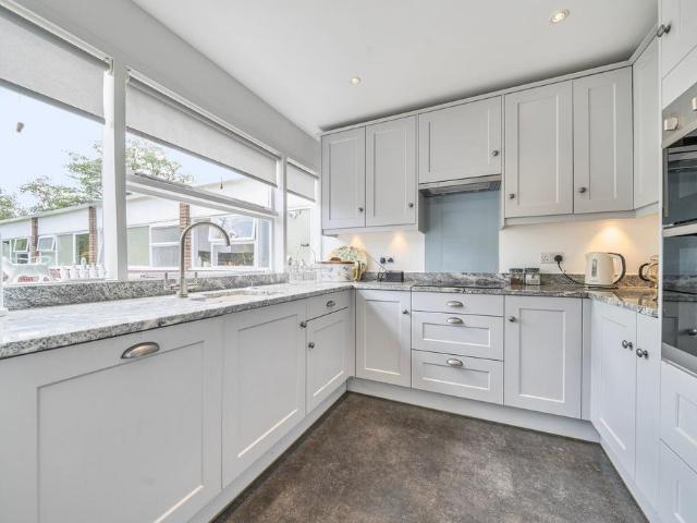 3 bedroom flat for sale