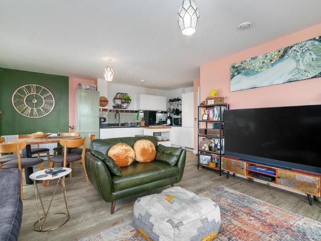 3 bedroom flat for sale