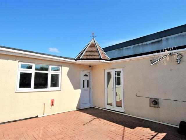3 bedroom flat for sale