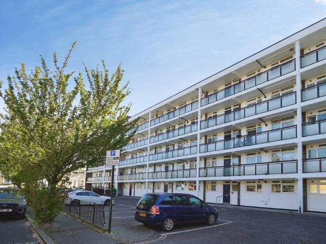 3 bedroom flat for sale