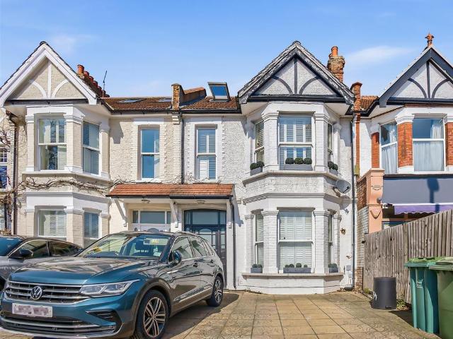 3 bedroom flat for sale