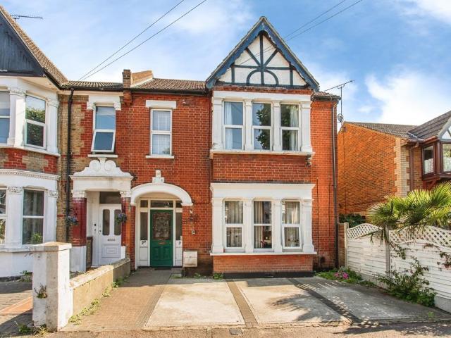 3 bedroom flat for sale