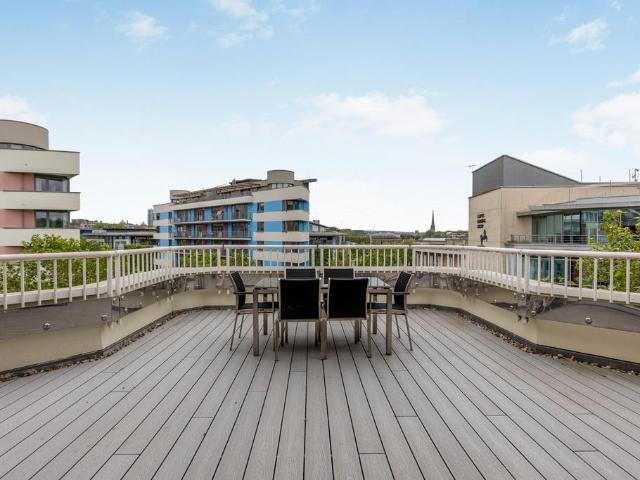 3 bedroom flat for sale