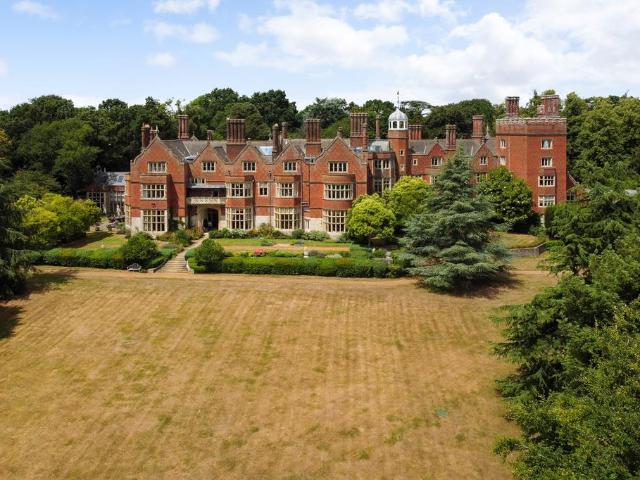 3 bedroom flat for sale
