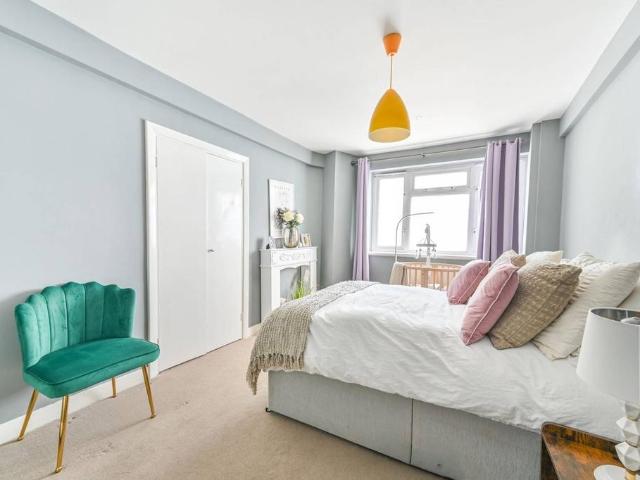 3 bedroom flat for sale