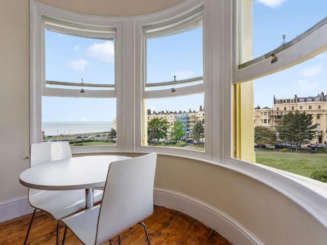 3 bedroom flat for sale