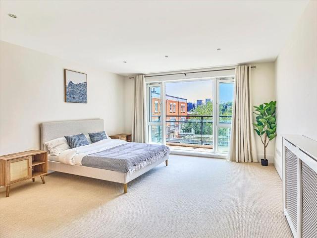 3 bedroom flat for sale