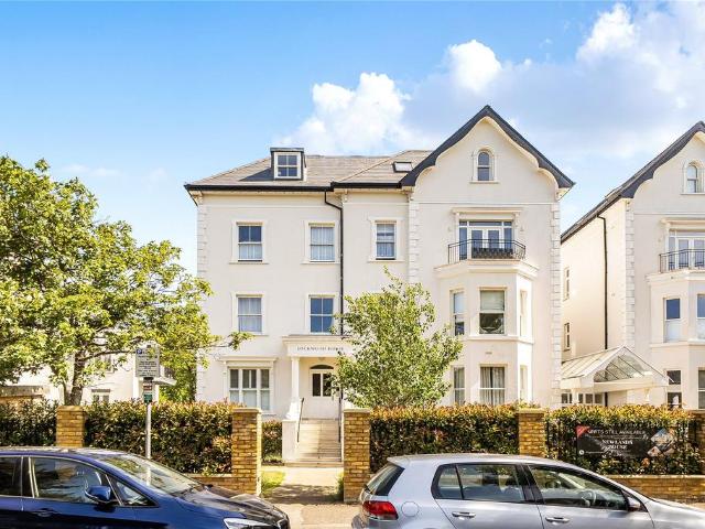 3 bedroom flat for sale