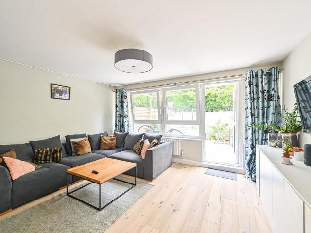 3 bedroom flat for sale