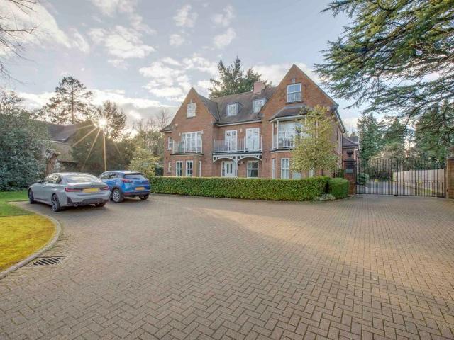 3 bedroom flat for sale