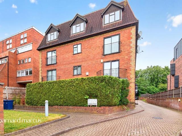 3 bedroom flat for sale