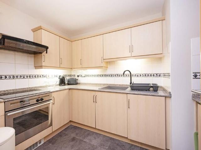 3 bedroom flat for sale