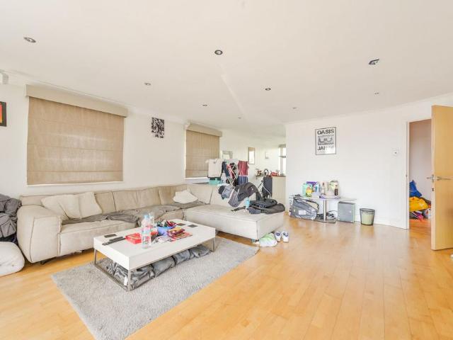 3 bedroom flat for sale