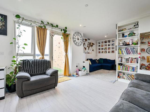 3 bedroom flat for sale