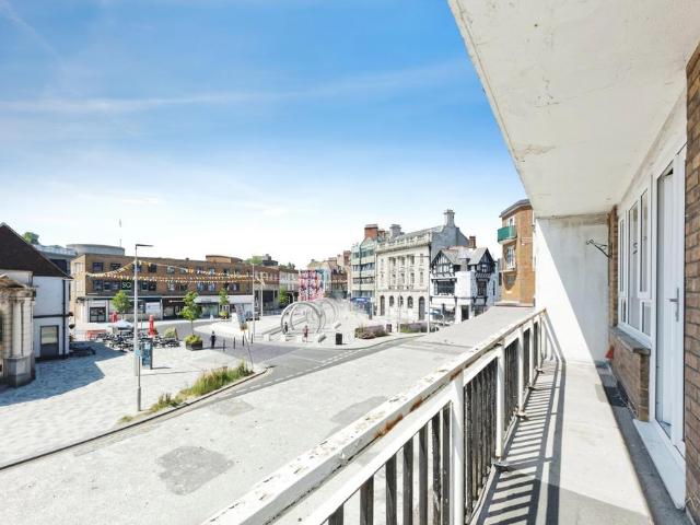 3 bedroom flat for sale
