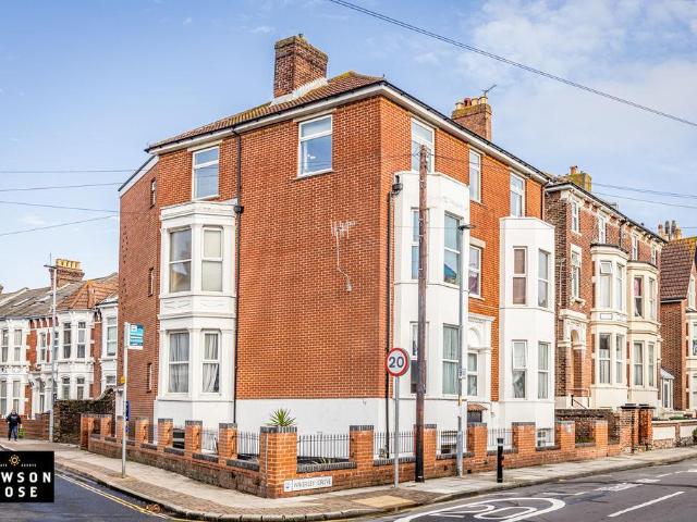 3 bedroom flat for sale