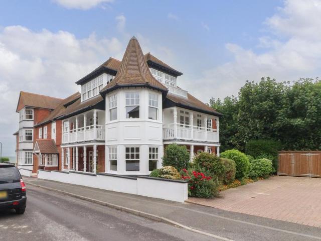 3 bedroom flat for sale