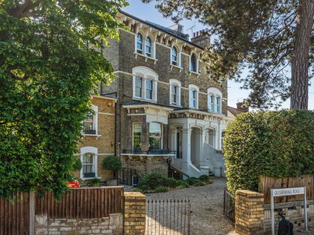 3 bedroom flat for sale