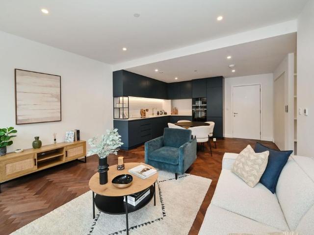 3 bedroom flat for sale