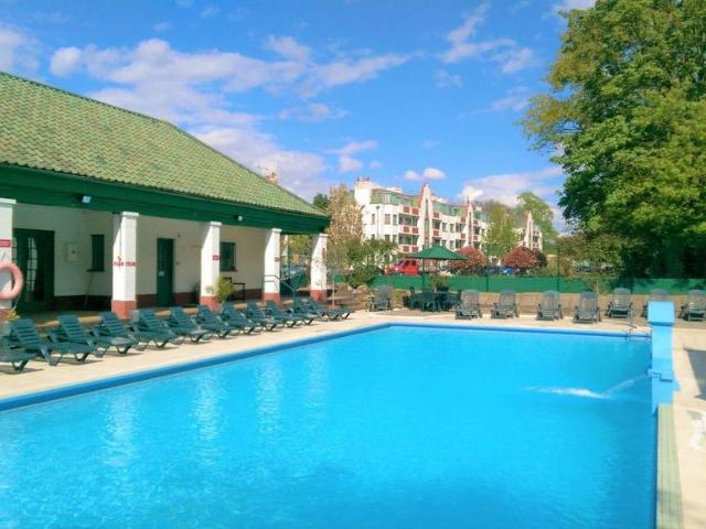 3 bedroom flat for sale