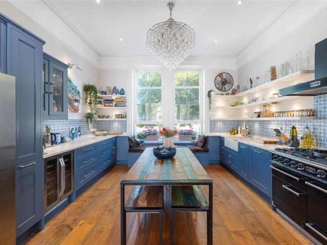 3 bedroom flat for sale