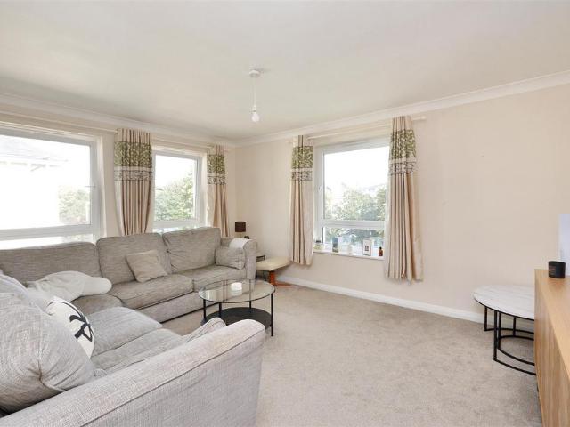 3 bedroom flat for sale